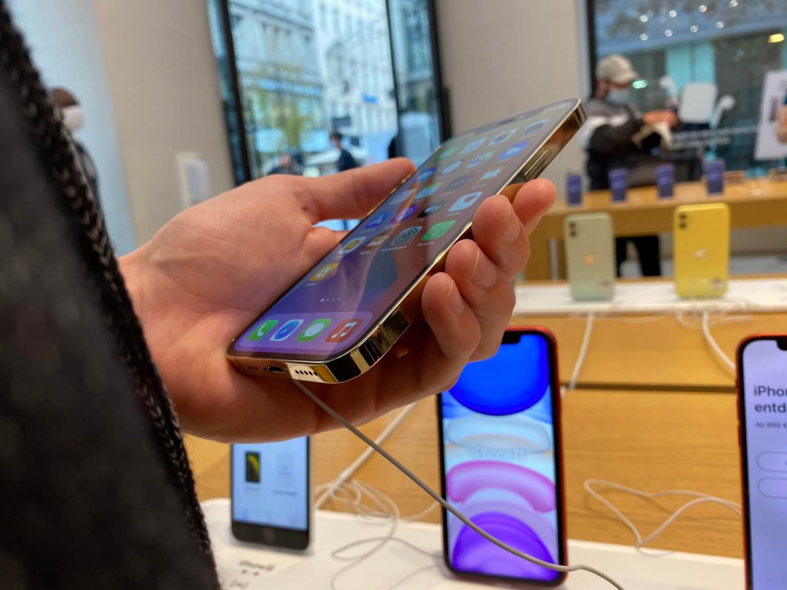 iPhone 12 + 12 Pro Ersteindruck: Alle Farben, Design und Apple Store in ...